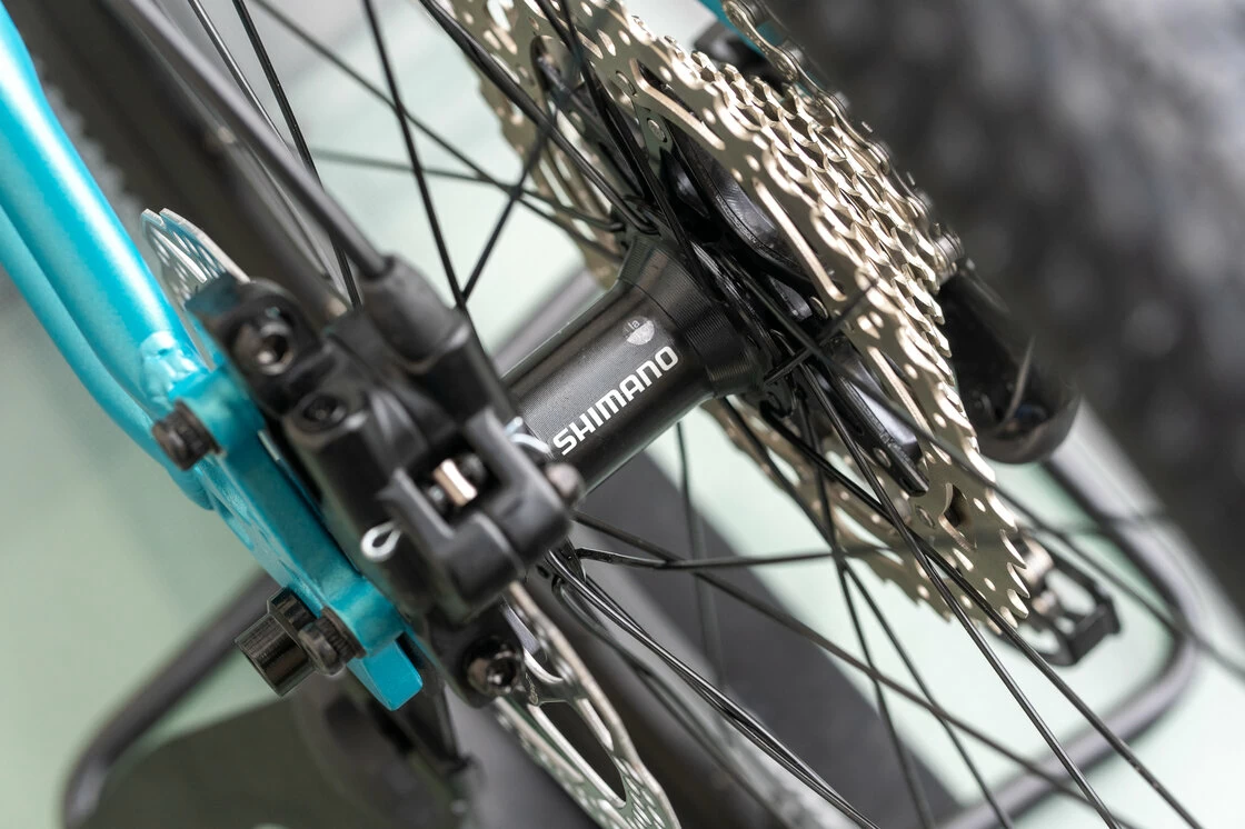 Lekki rowerek amortyzowany KUbikes 24 MTB DISC turkusowy • RoweryStylowe.pl